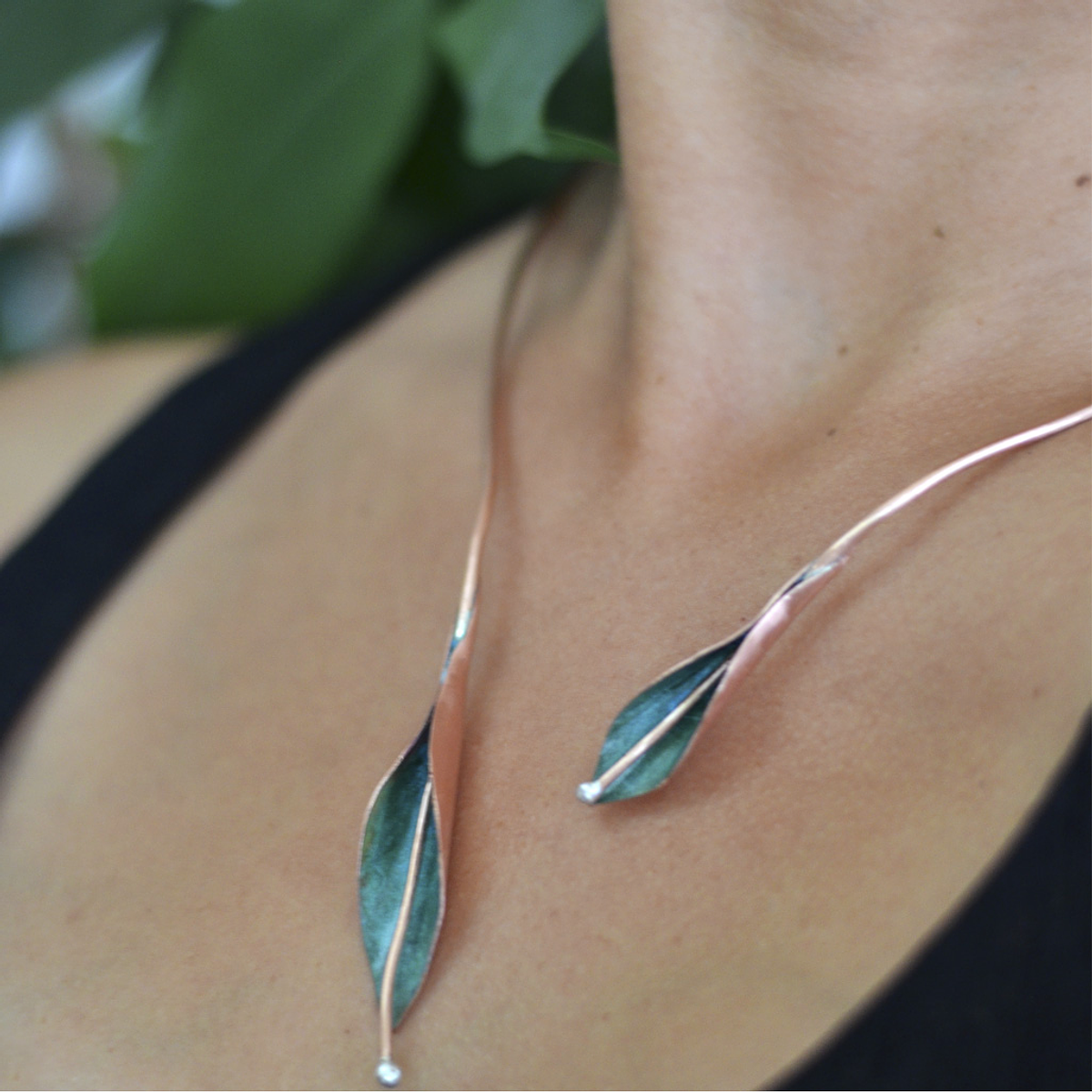 COLLAR ABIERTO CAPULLOS DE COBRE