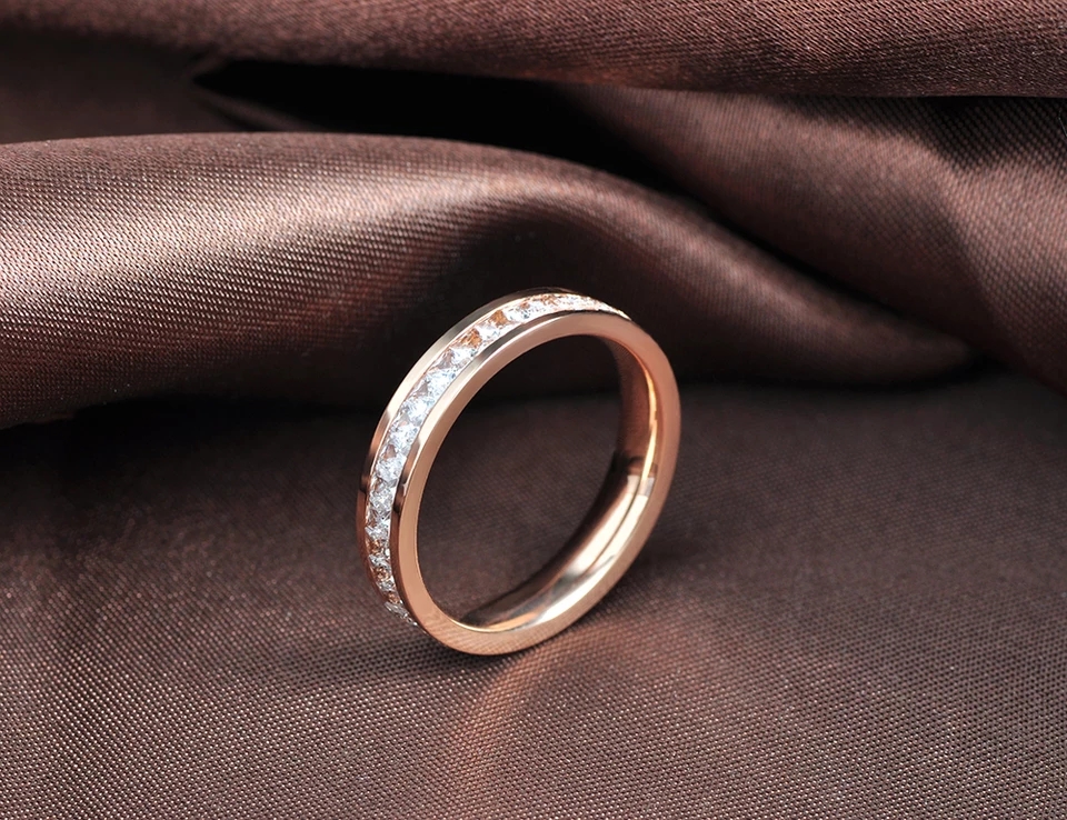 Anillo rose gold elegante con cristales