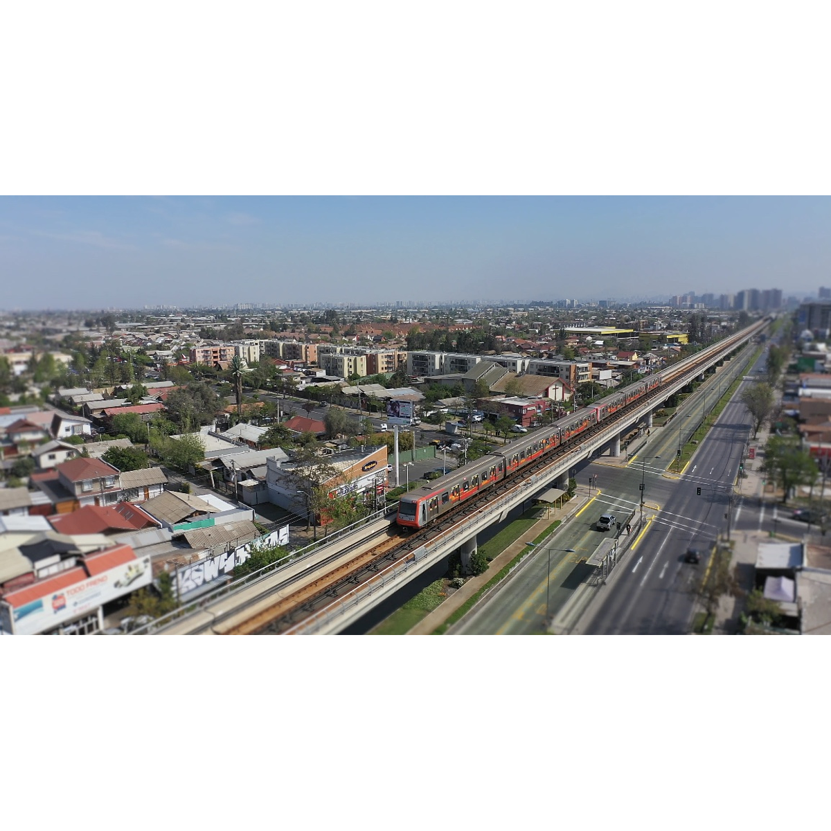 Ciudad y Metro elevado en Santiago Chile - Progreso