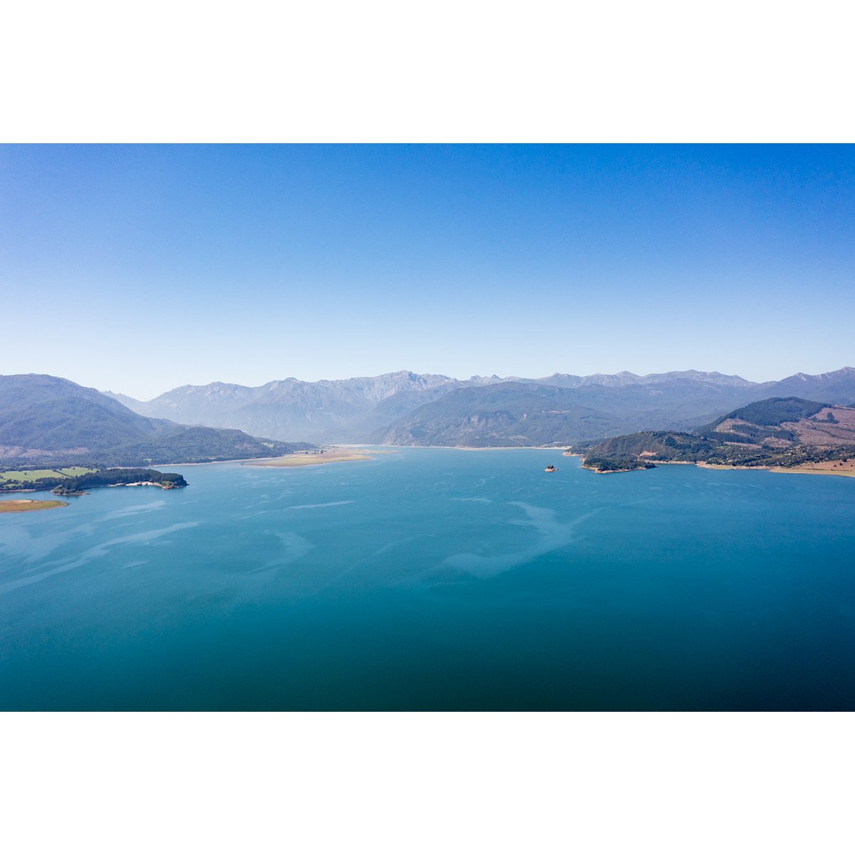 Foto aérea Lago Colbún, Región del Maule. Chile