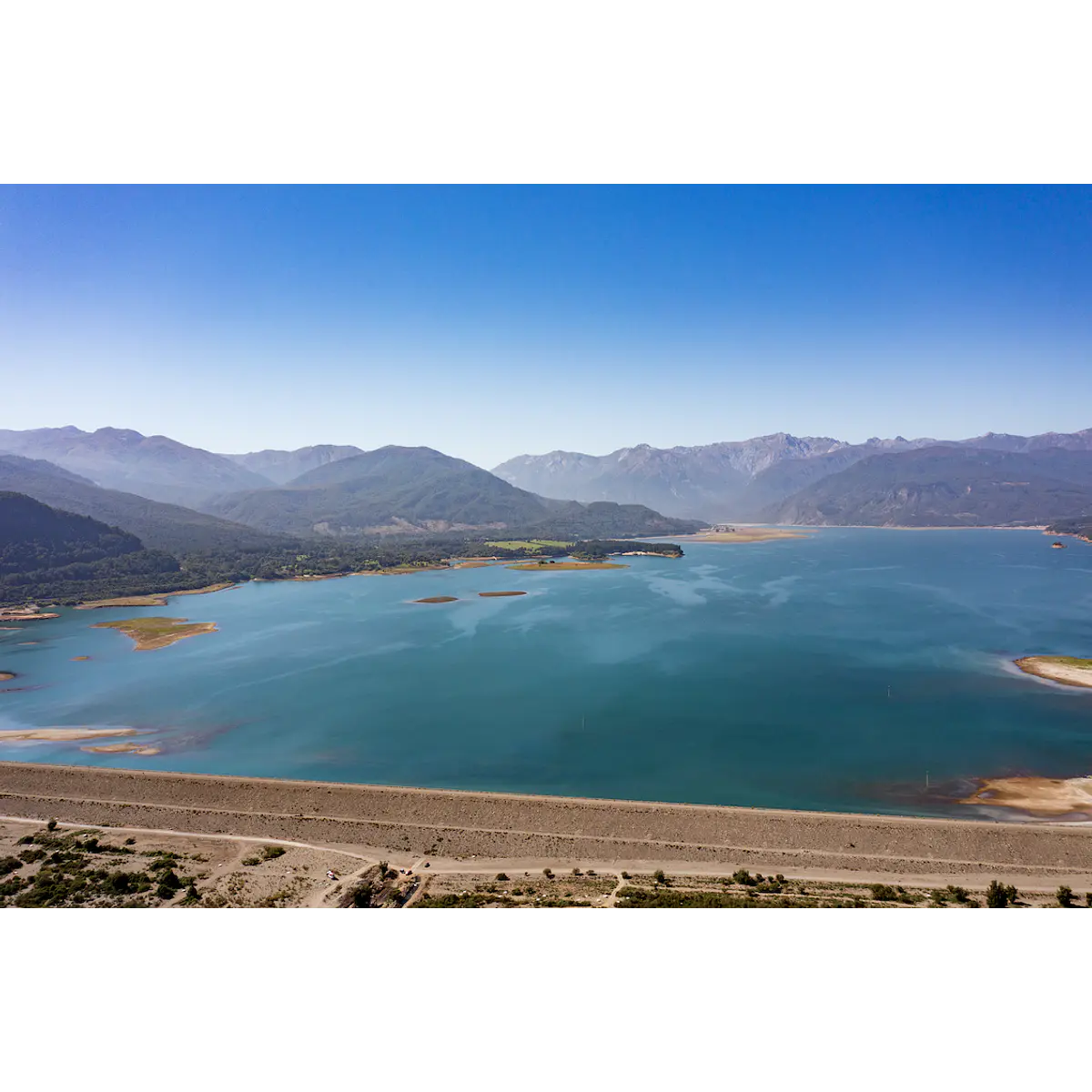 Foto aérea Lago Colbún, Región del Maule. Chile.
