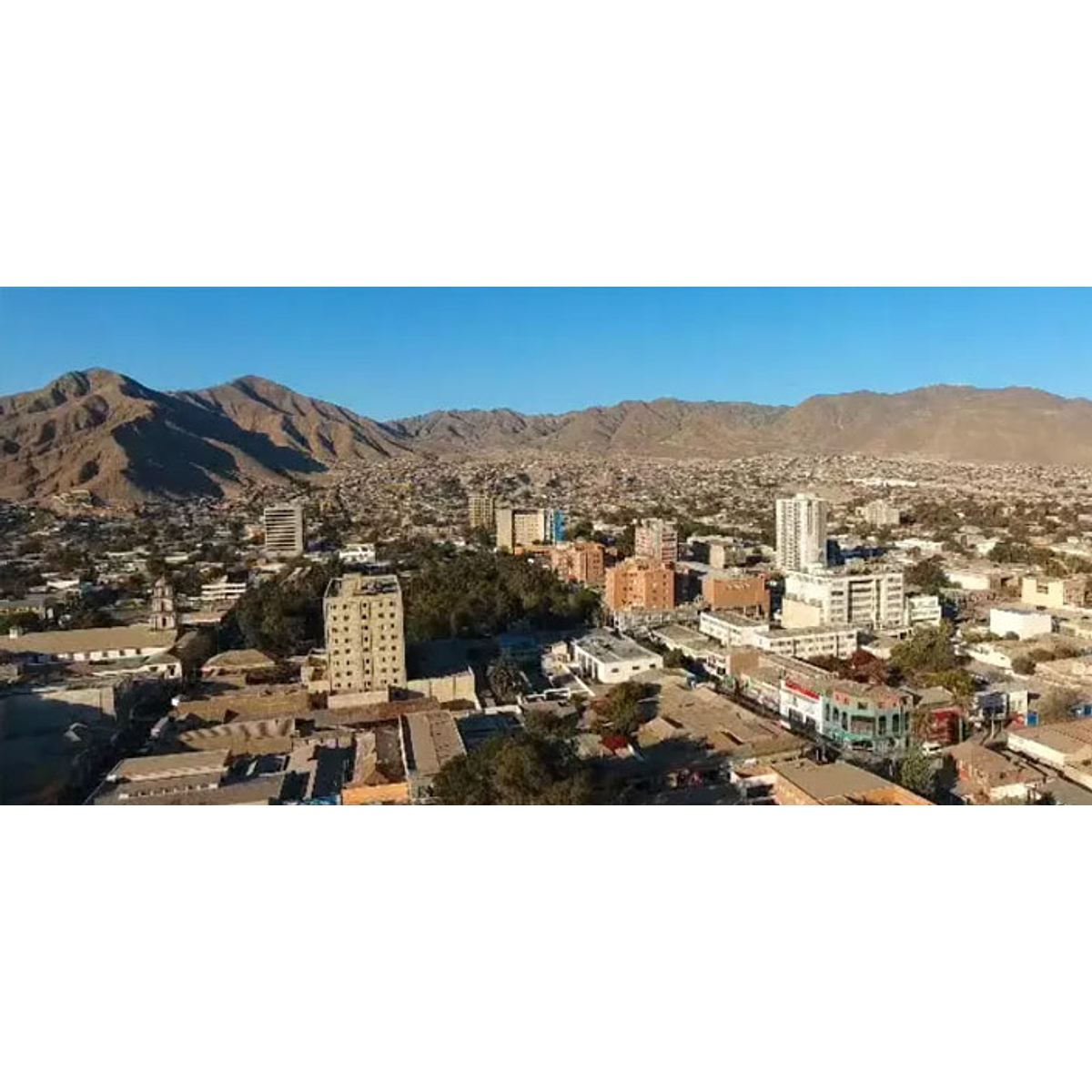 toma aérea de ciudad de Copiapo - banco de videos aéreos...
