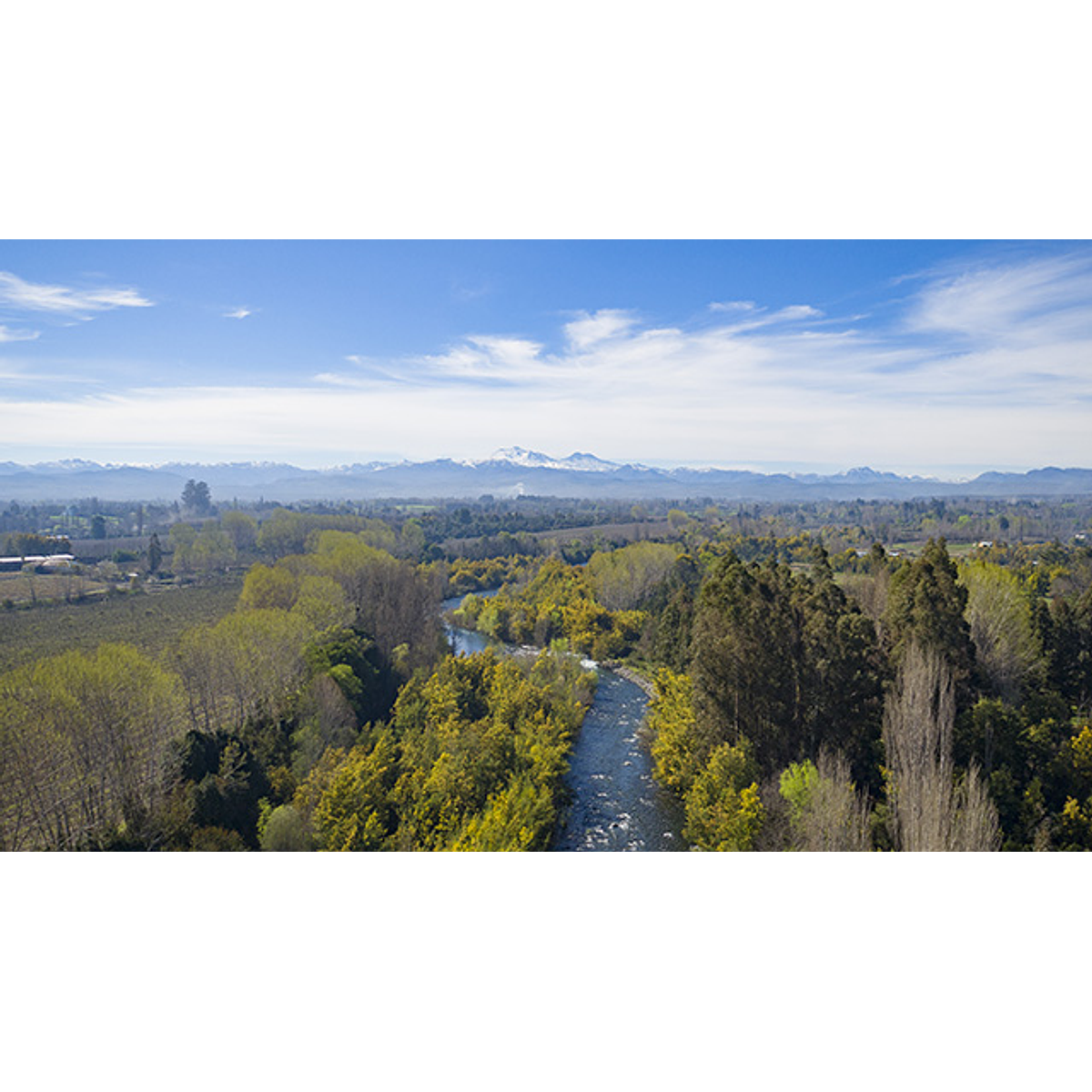 Foto aerea Del Rio Chillan, cordillera y campos de cultivos