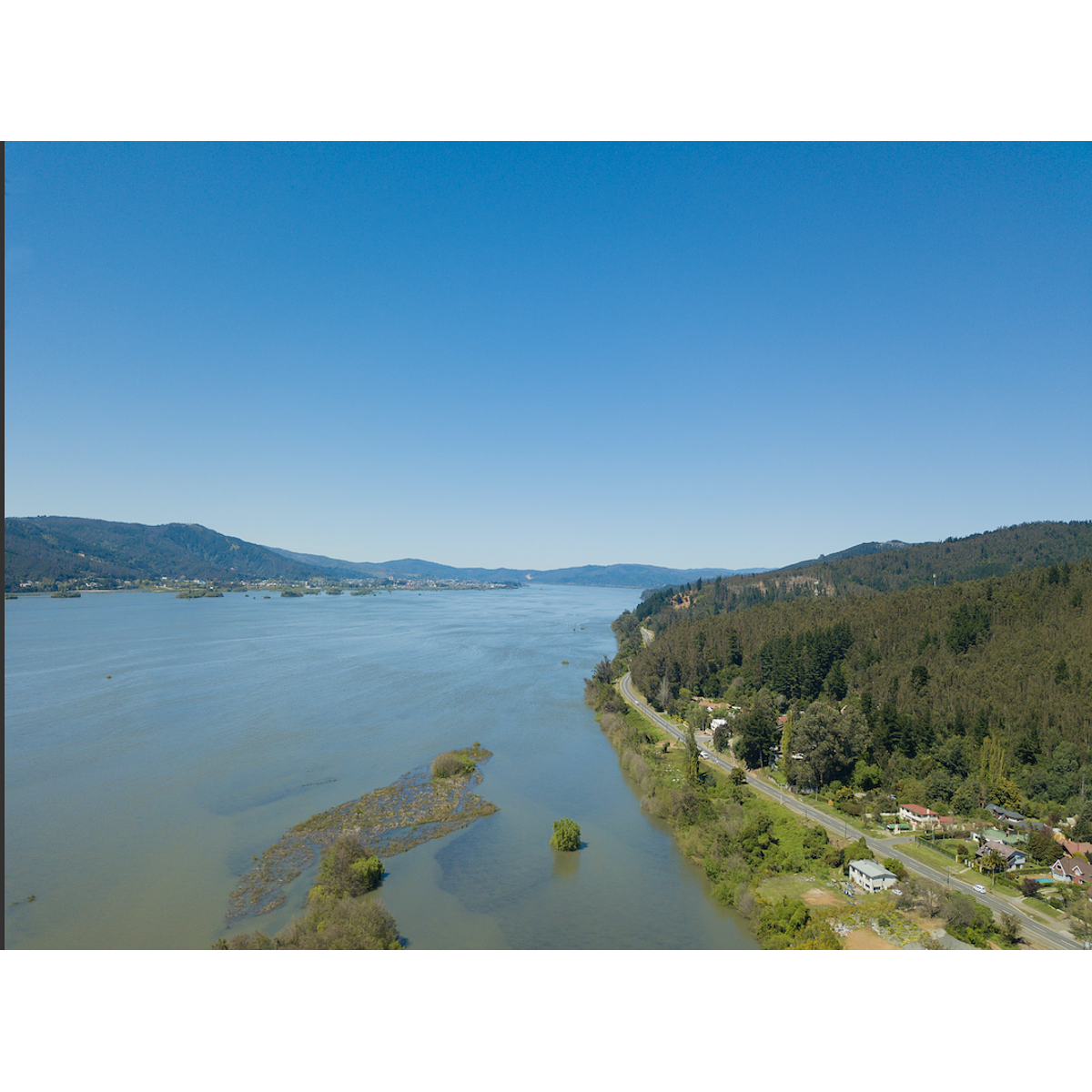 Fotografía aérea sobre el Río BioBio sector costa