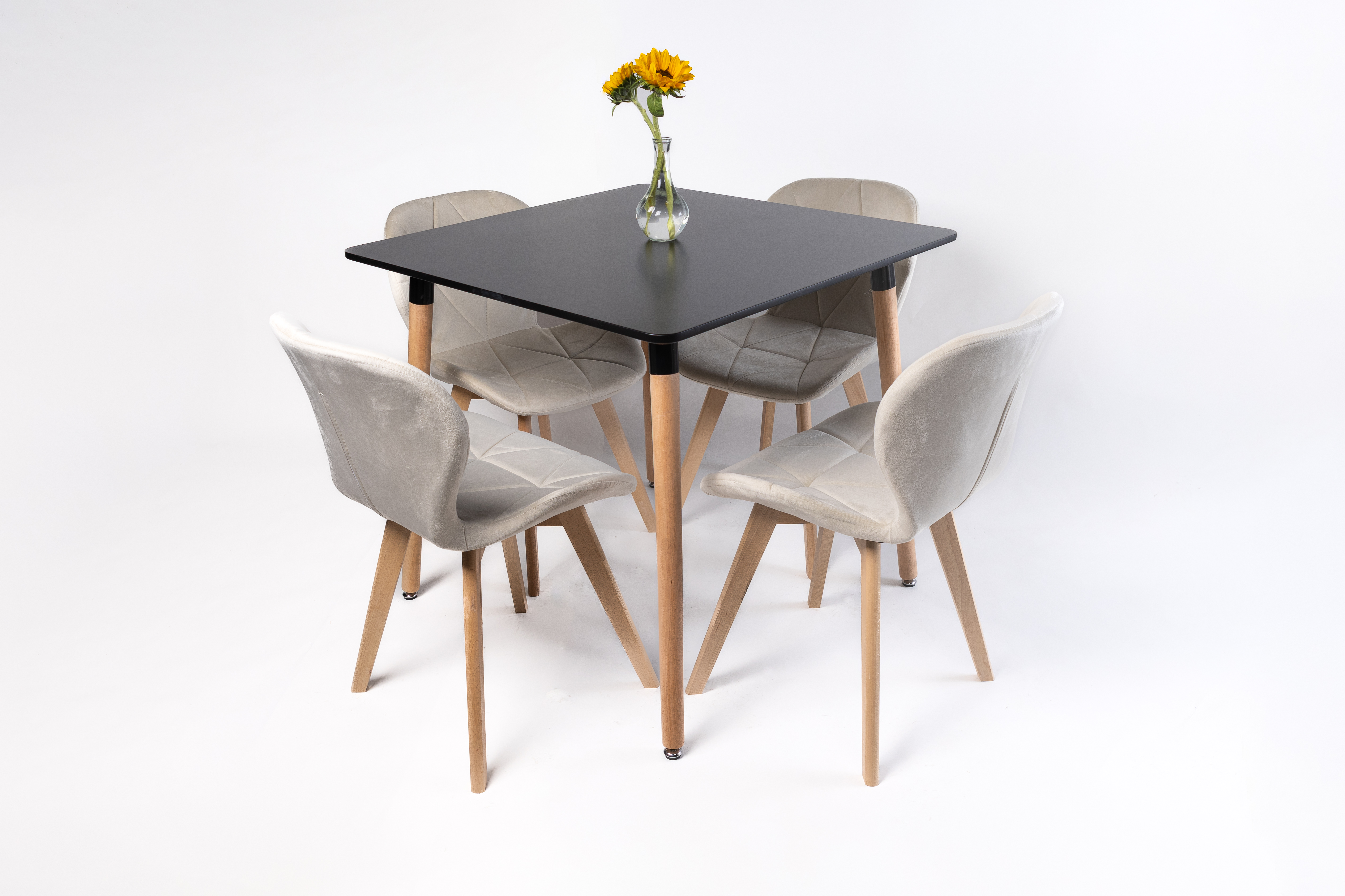 Comedor Bolivia (Mesa Cuadrada negra + 4 Sillas radar velvet