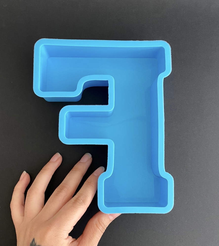 Molde de silicona letra F grande, 15cm.