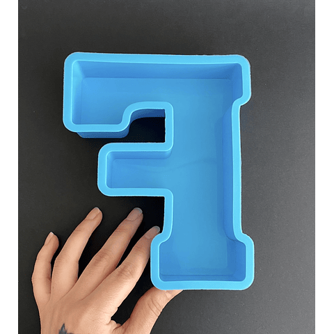 Molde de silicona letra F grande, 15cm.