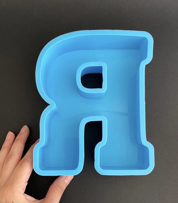 Molde de silicona letra R grande, 15cm.
