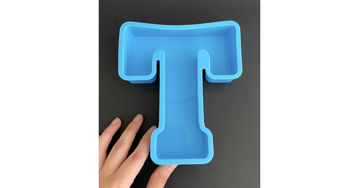 Molde de silicona letra T grande, 15cm.
