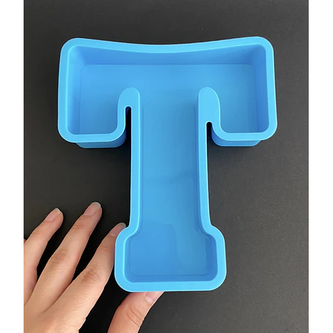 Molde de silicona letra T grande, 15cm.