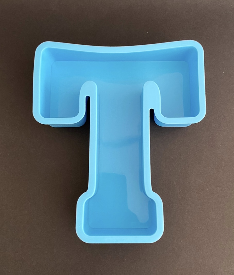 Molde de silicona letra T grande, 15cm.
