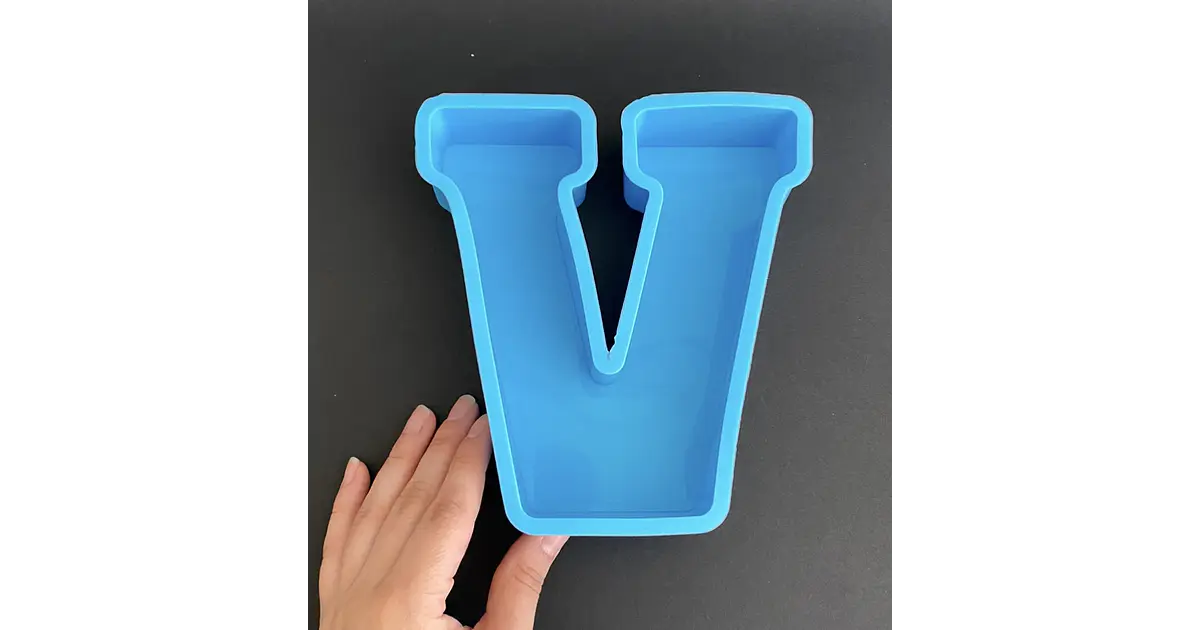Molde de silicona letra V grande, 15cm.