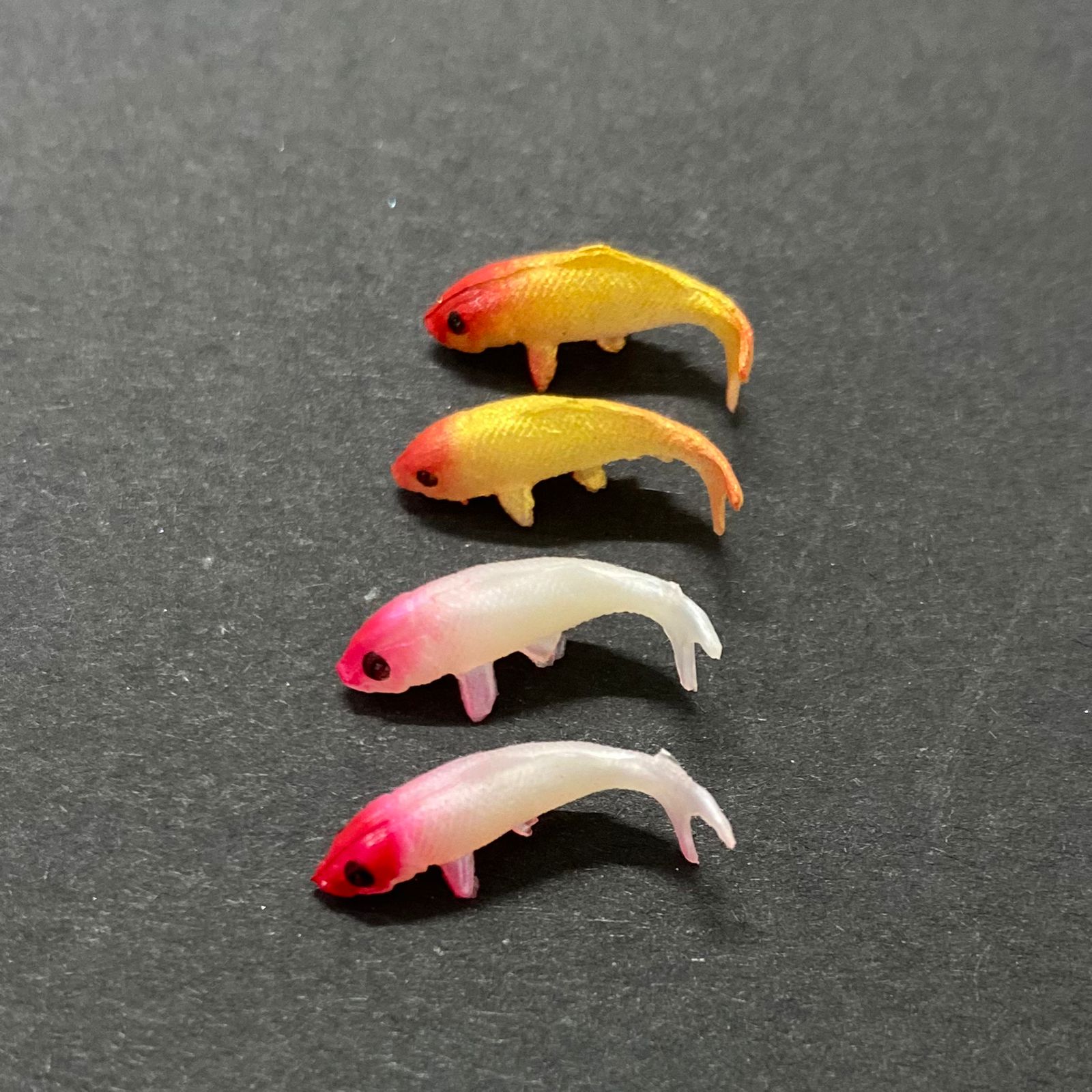 Mini peces Koi de goma, 1,5cm, plásticos, 3 unidades, colore