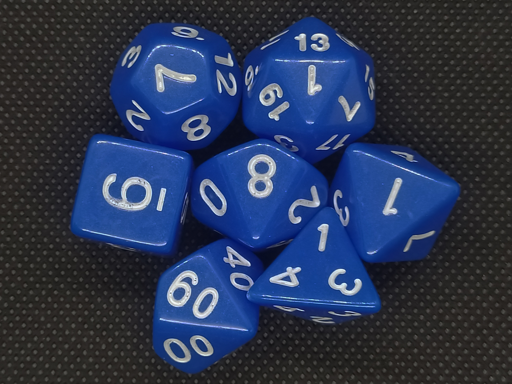 Dados azules, números blancos