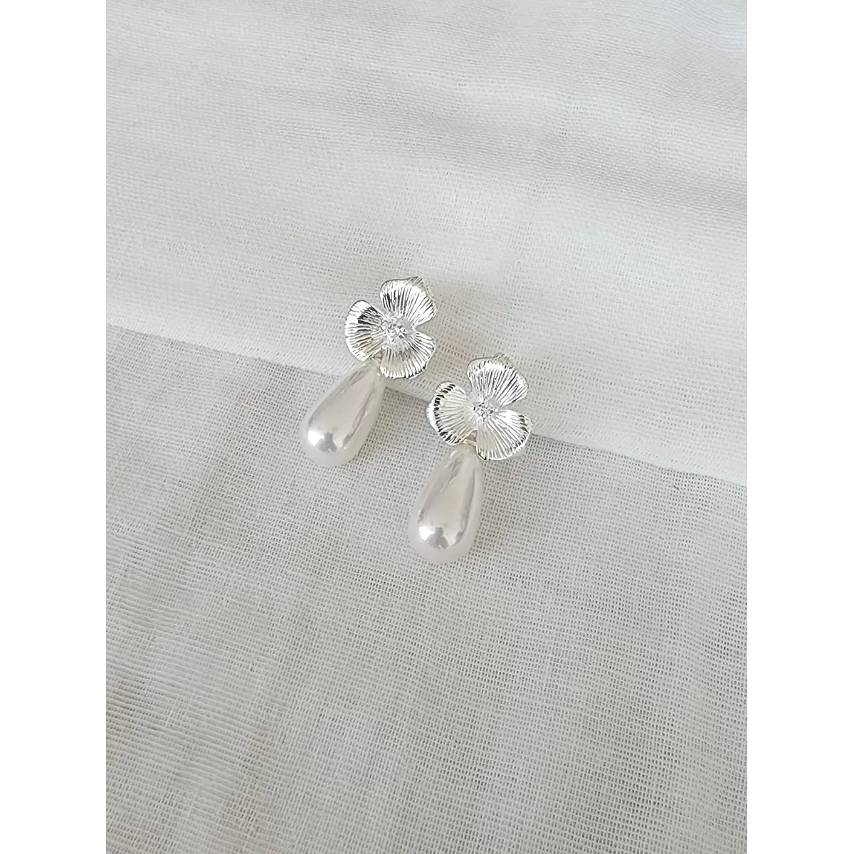 Aros flor con perla mediana