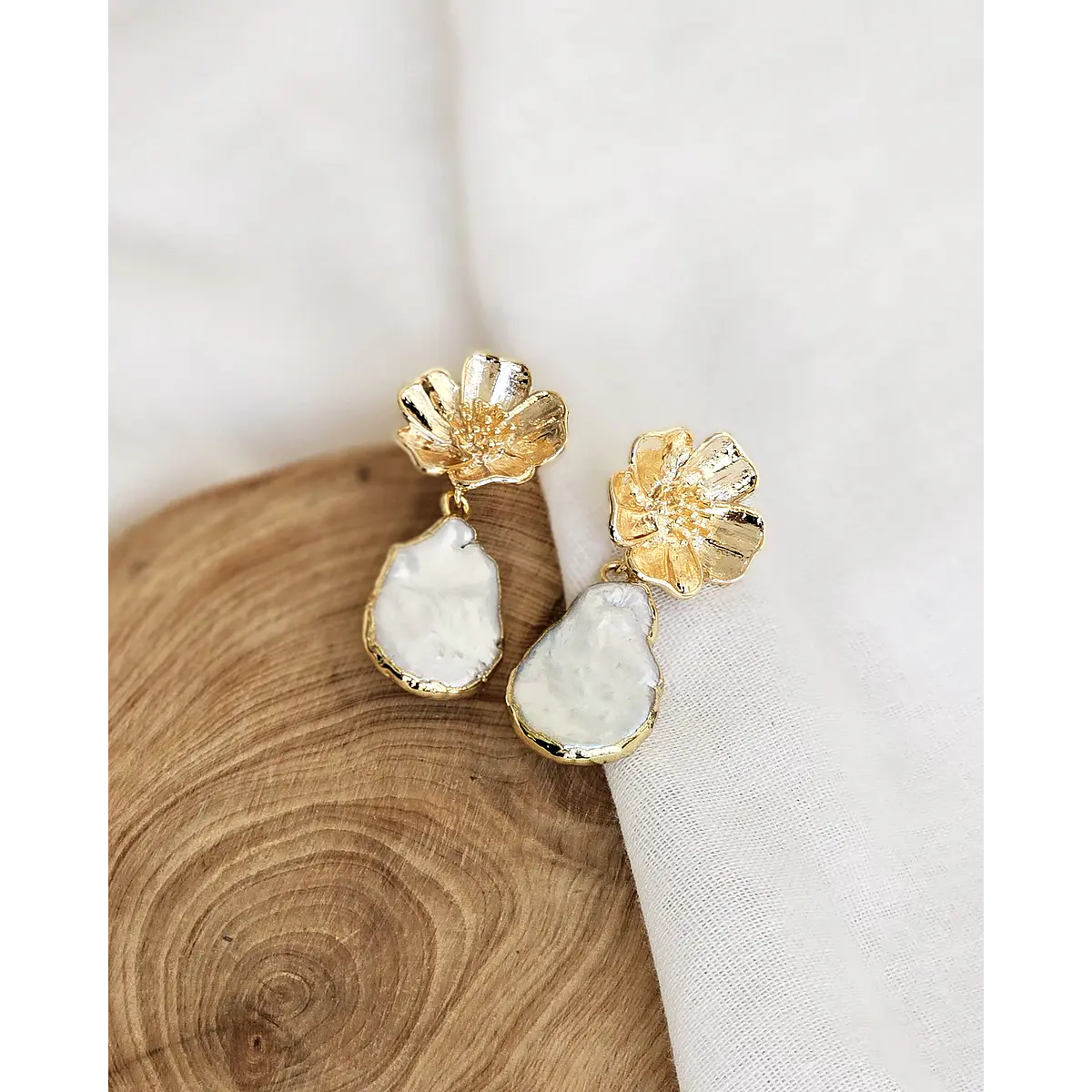 Aros flor y perla natural mediana