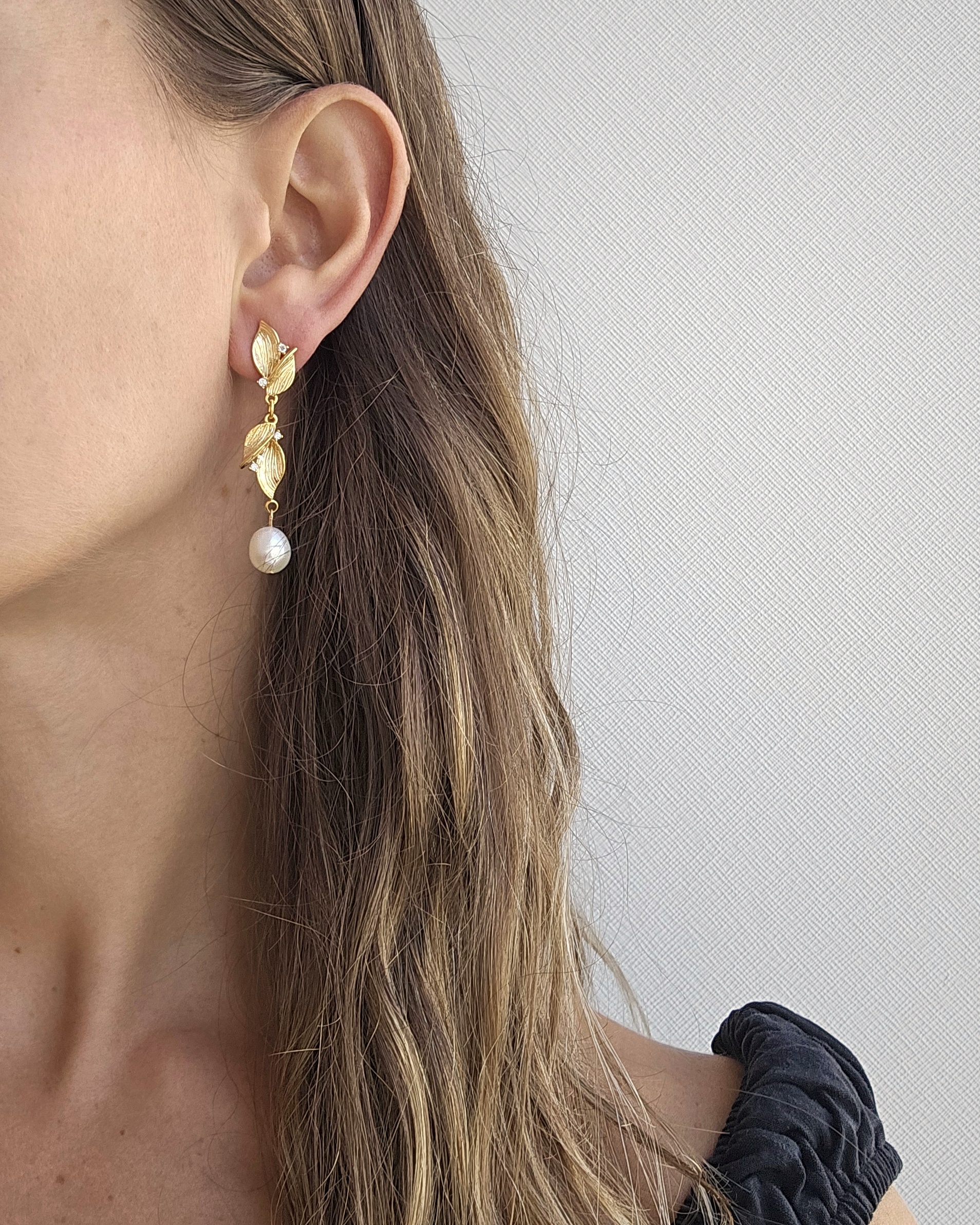 Aros doble hoja con perla natural