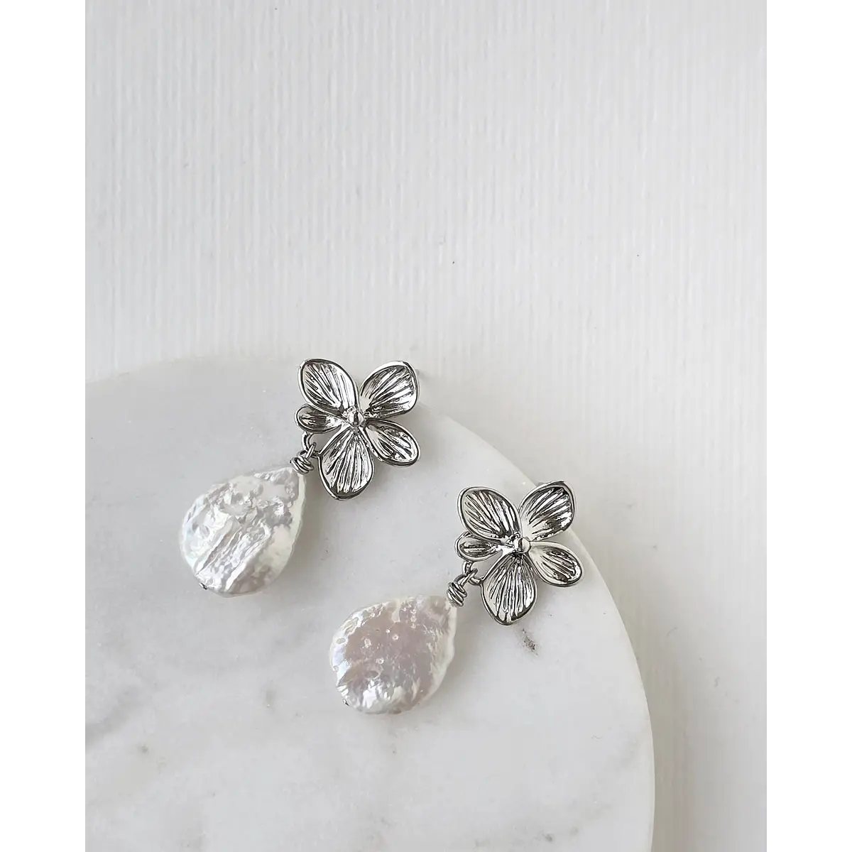 Aros flor perla barroca plana