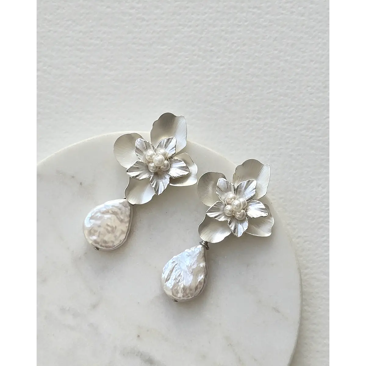 Aros flor bordado de perlas y perla barroca plana