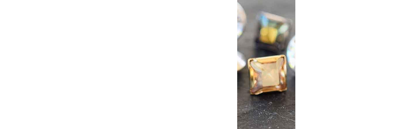 SQUARE RIVETS GOLD BRUSHED GOLDEN SHADOW 4 MM