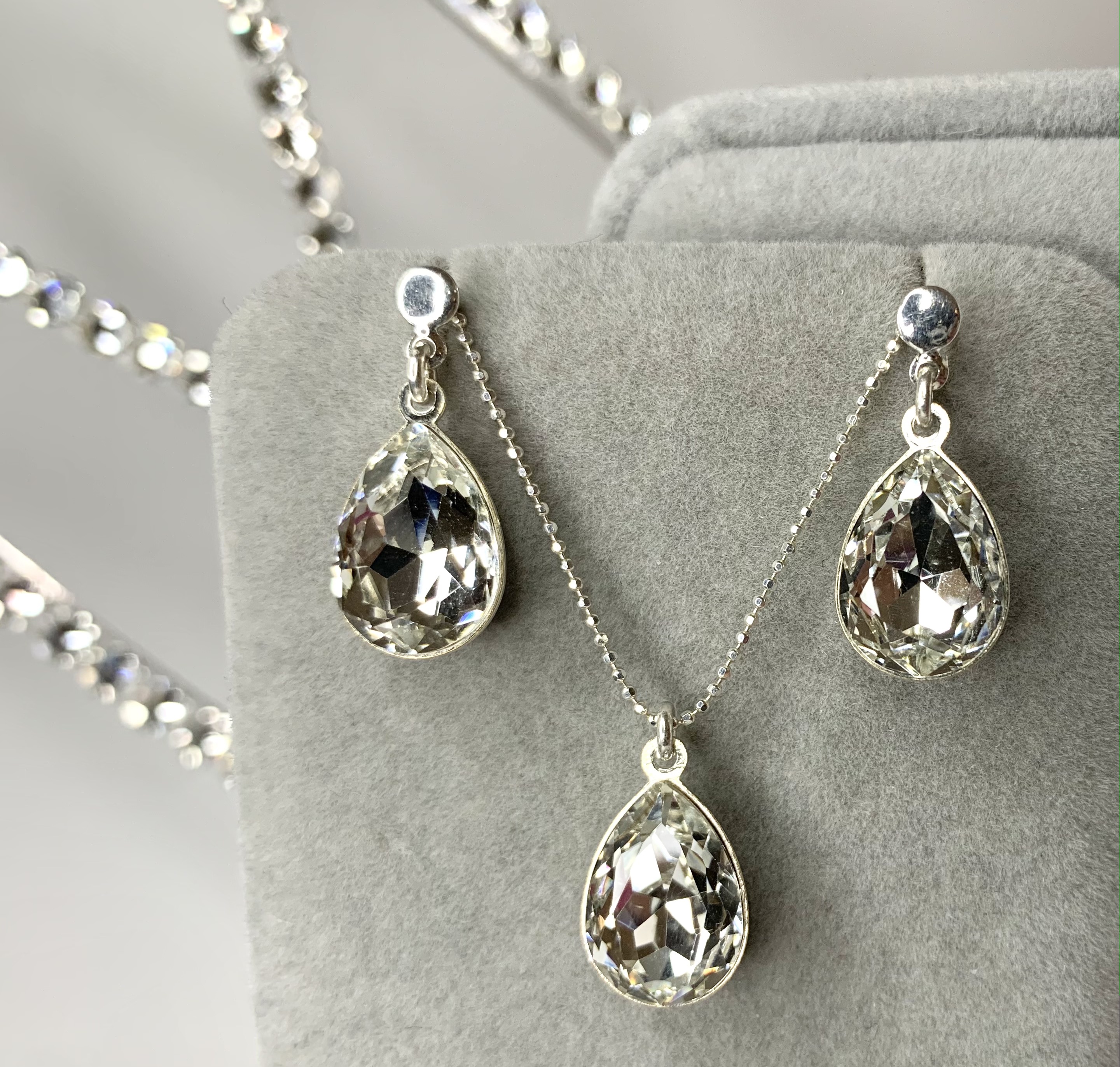 CONJUNTO AROS Y COLLAR DROP AURORA