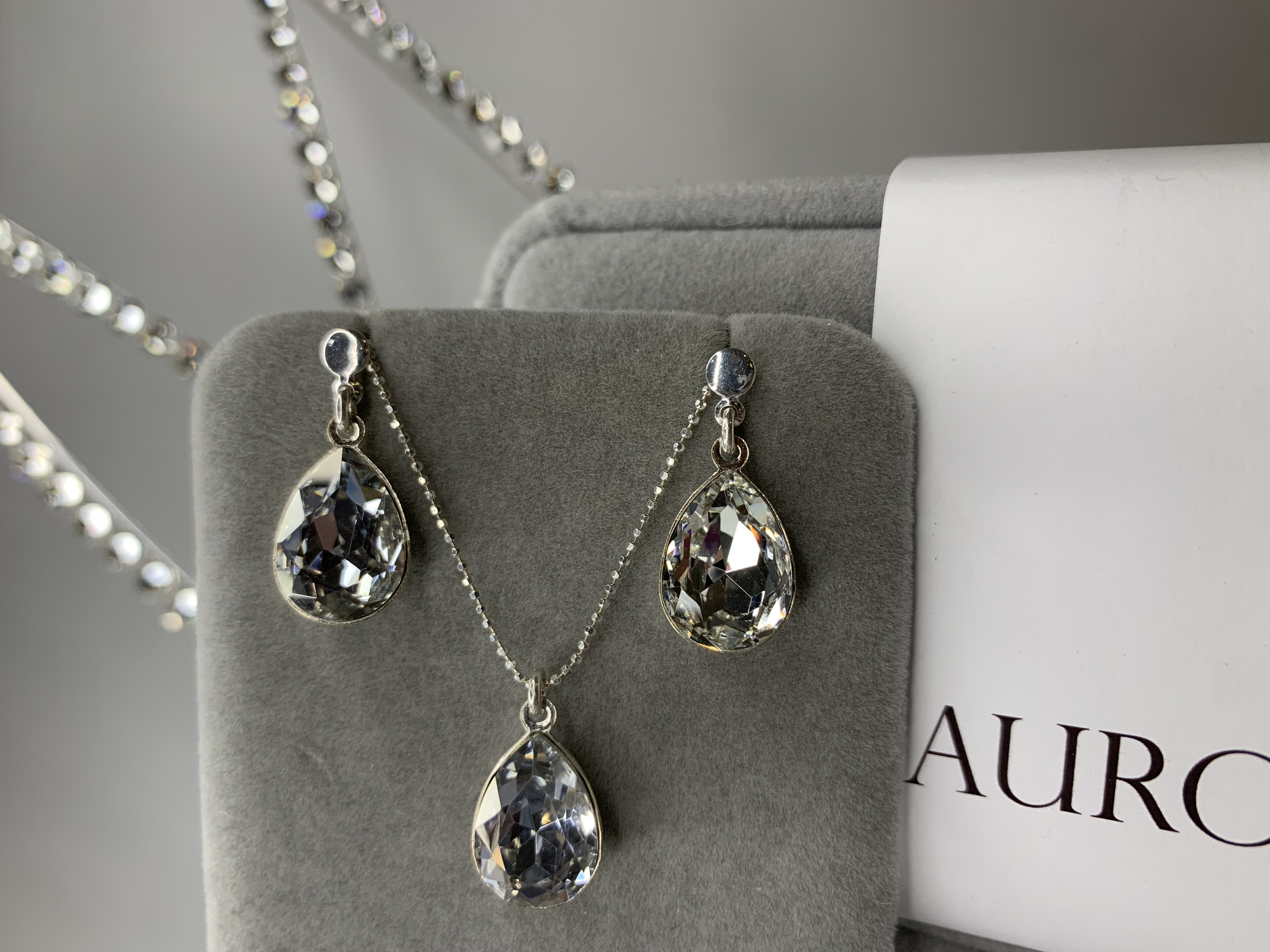 CONJUNTO AROS Y COLLAR DROP AURORA