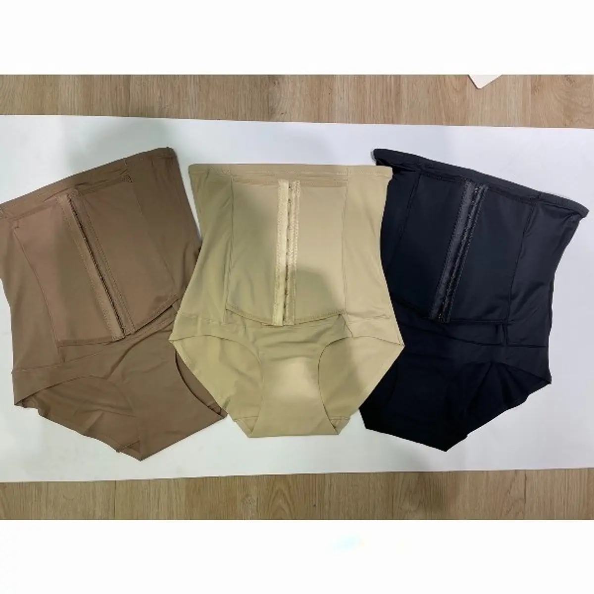 Calzón modelador broches beige BFM008