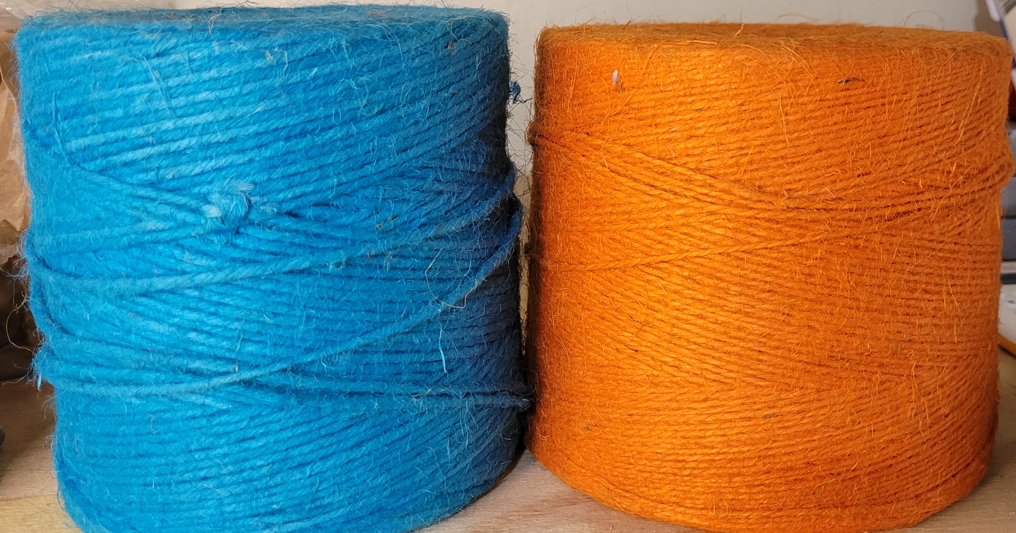 Yute de color para adornar