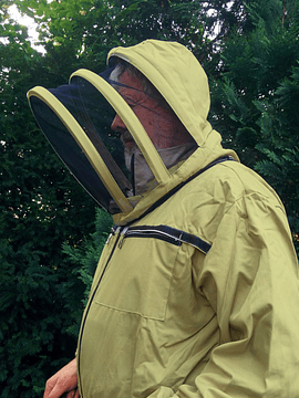 Der Original Honigmann -Imkerbekleidung aus Netzgewebe.