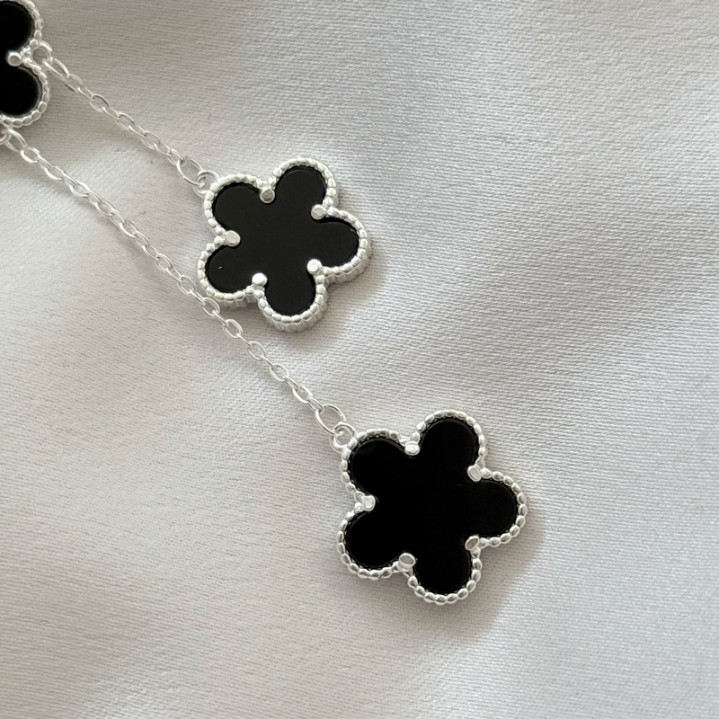 Collar tréboles negros