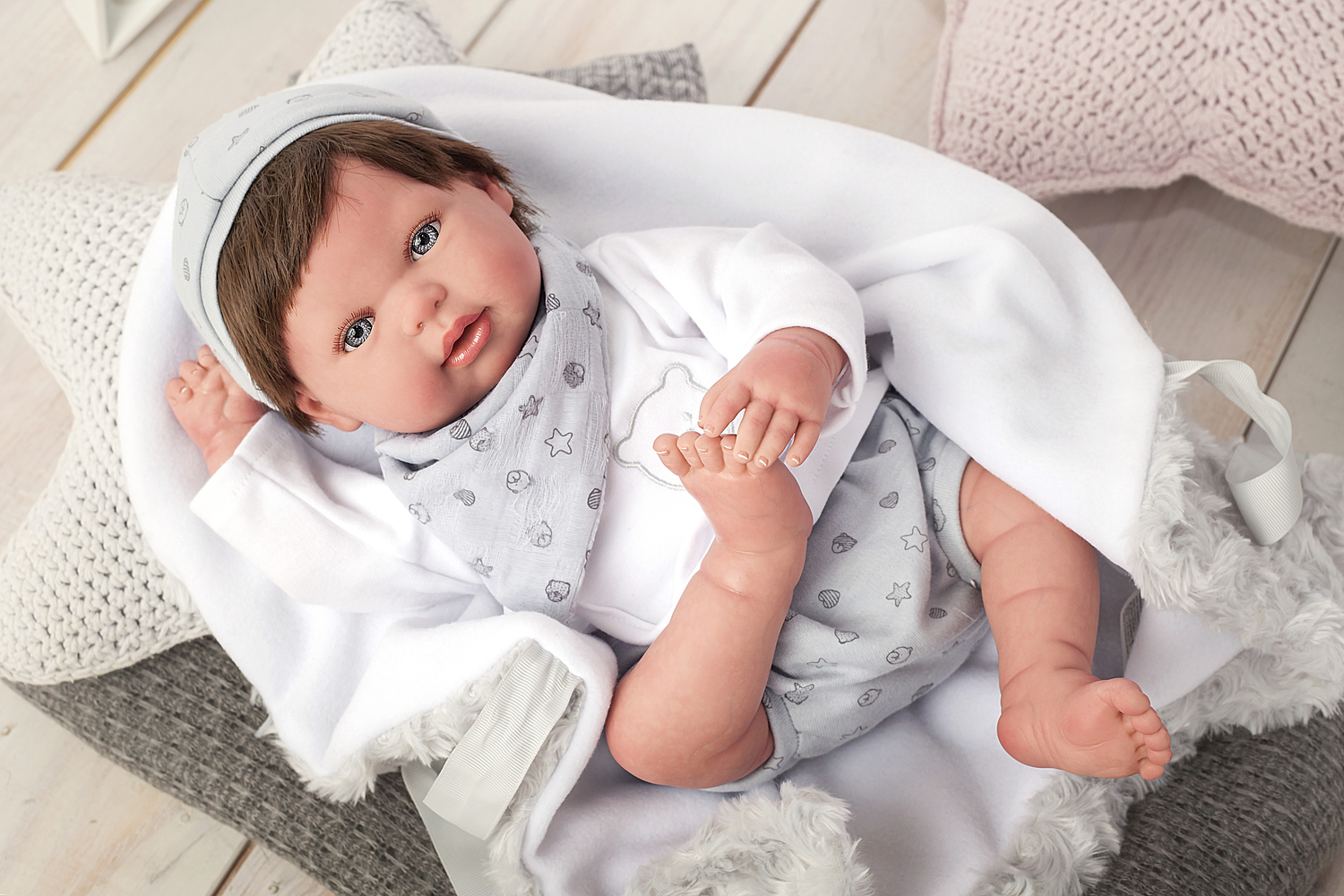 Muñeco 45 cm Alejandro castaño pijama gris REBORN