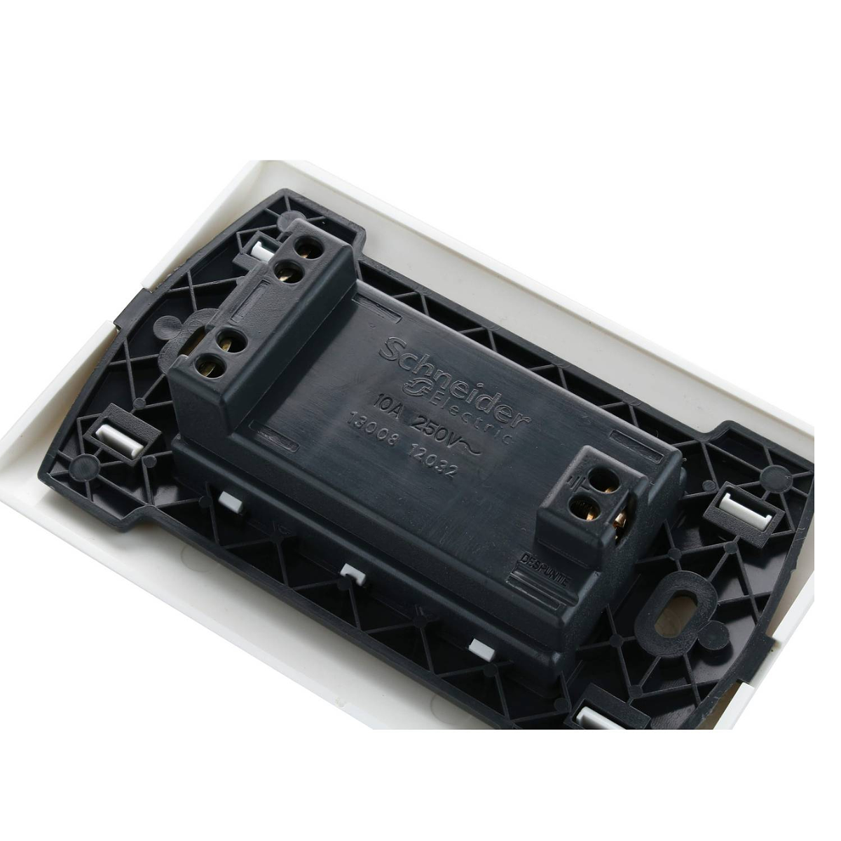 Toma corriente Triplex 10A embutido Génesis blanco Schneider