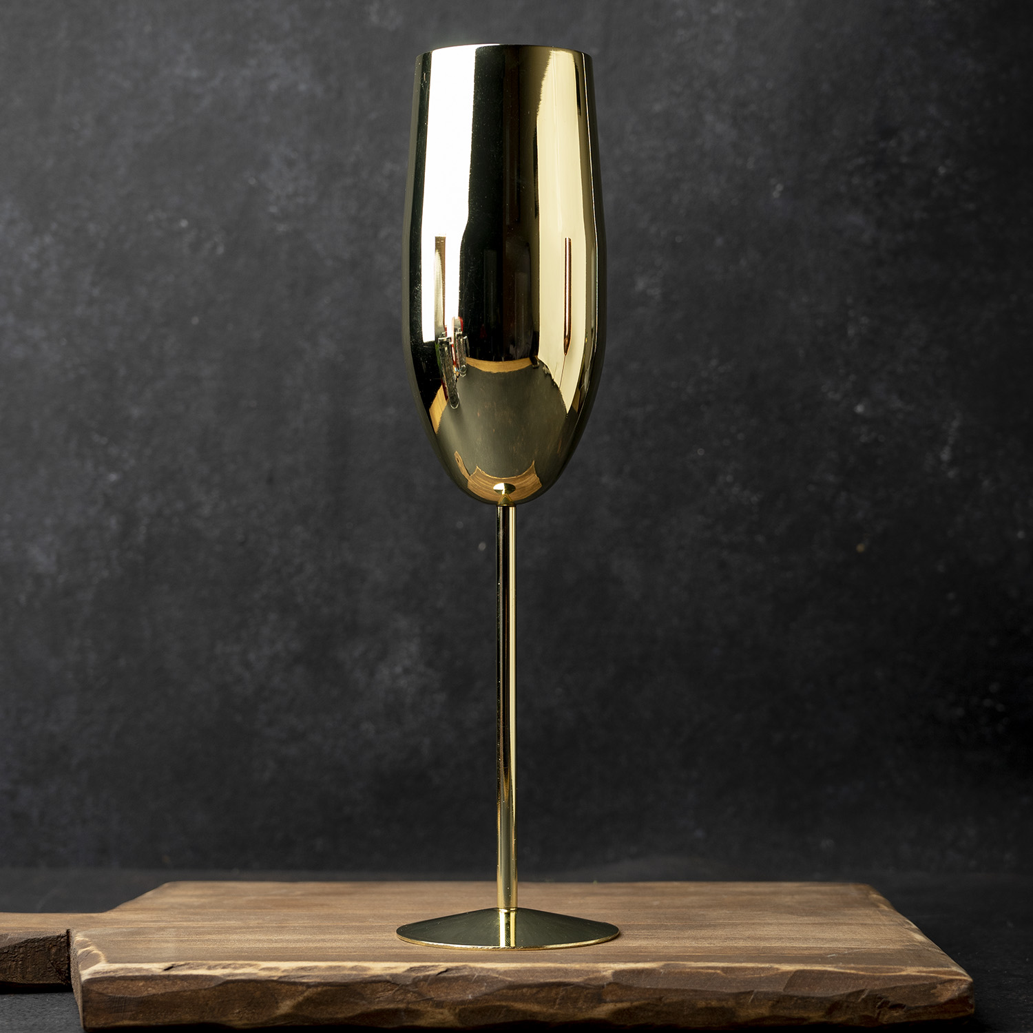 Copa metálica color dorado