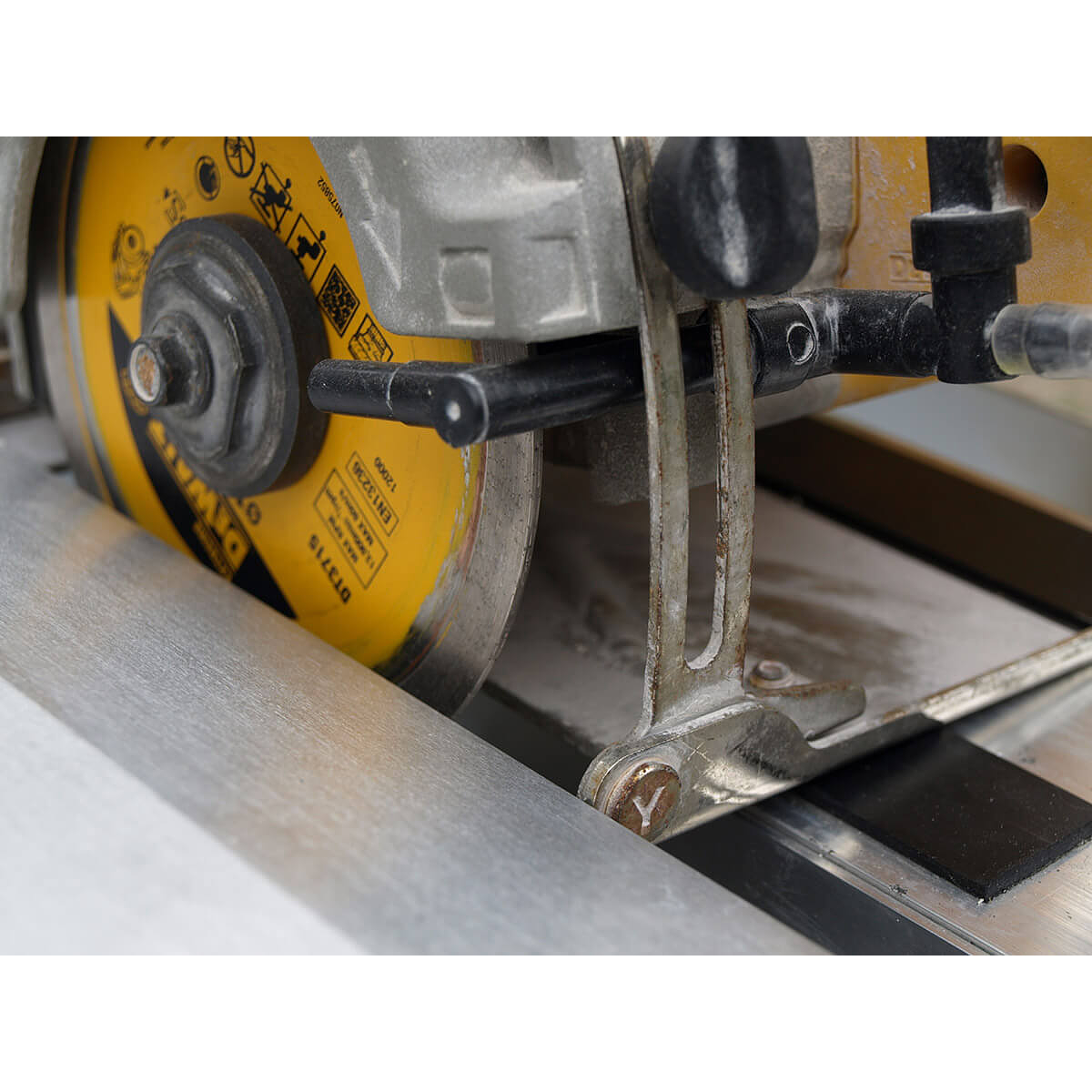 Serra Circular Diamante 110mm 1300W DWC410 DEWALT