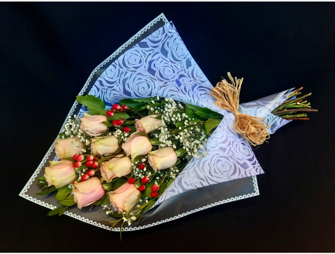 Ramo de Rosas rosadas e Hipéricos