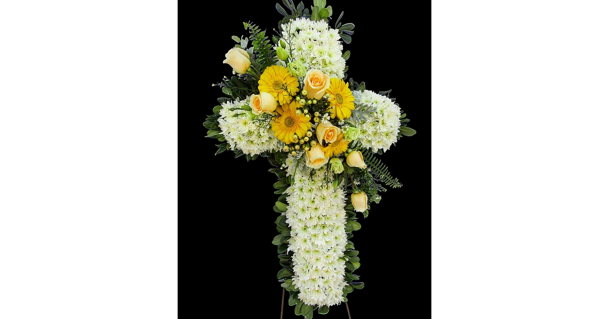 Cruz con moño de rosas y flores surtidas