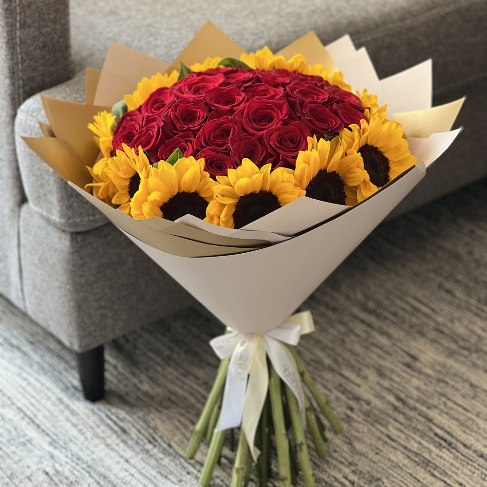 Ramo de 25 rosas con girasoles