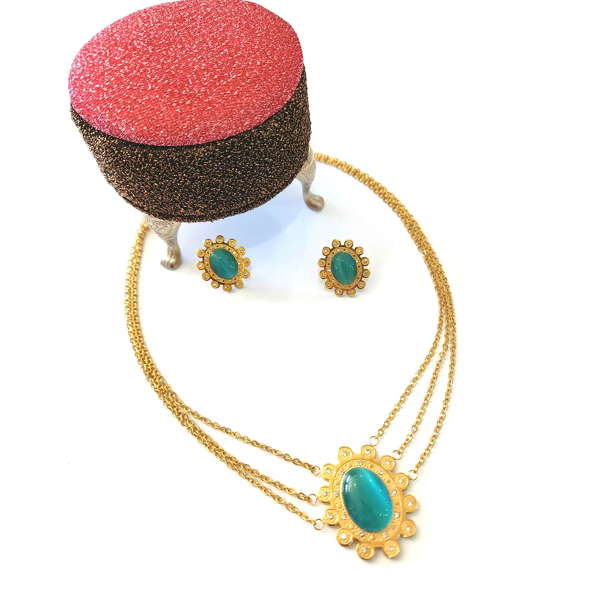 Conjunto dorado triple de piedra