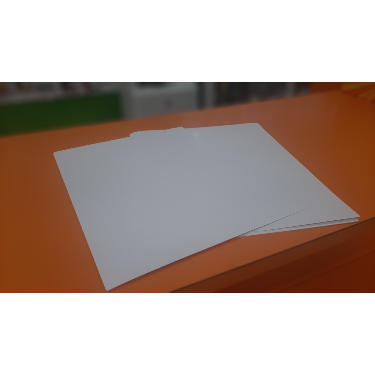 100 HOJAS DE PAPEL COUCHE BRILLANTE DE 300 GRS. TAMAÑO CARTA