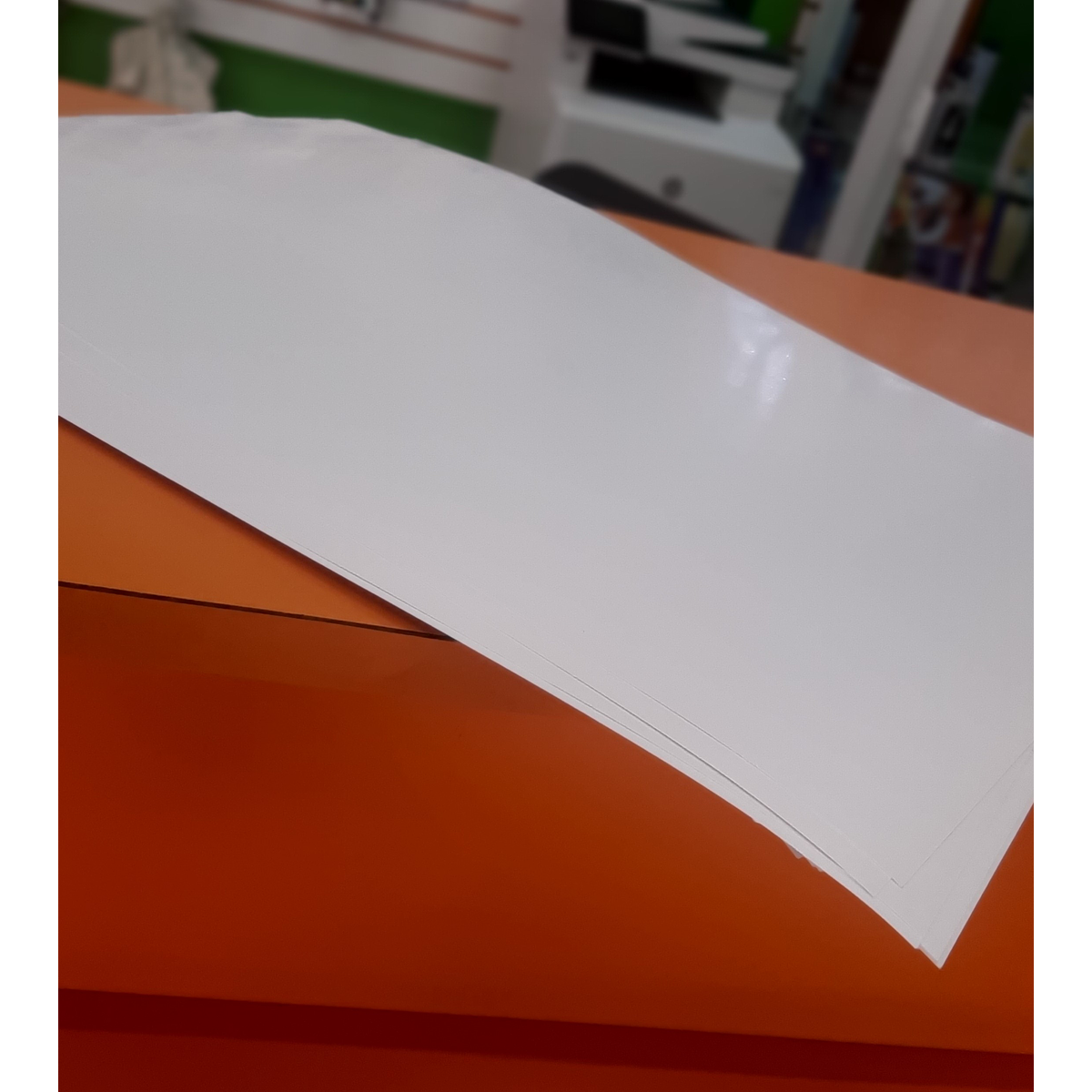 50 HOJAS DE PAPEL COUCHE BRILLANTE 300 GRS. TAMAÑO TABLOIDE