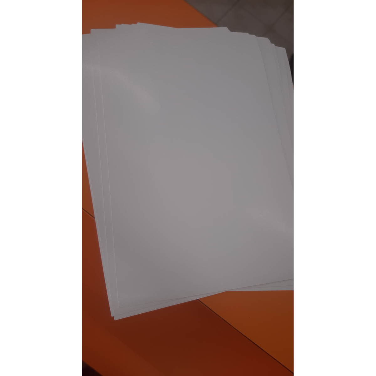 25 HOJAS DE PAPEL COUCHE BRILLANTE DE 300 GRS. TAMAÑO TABLOI