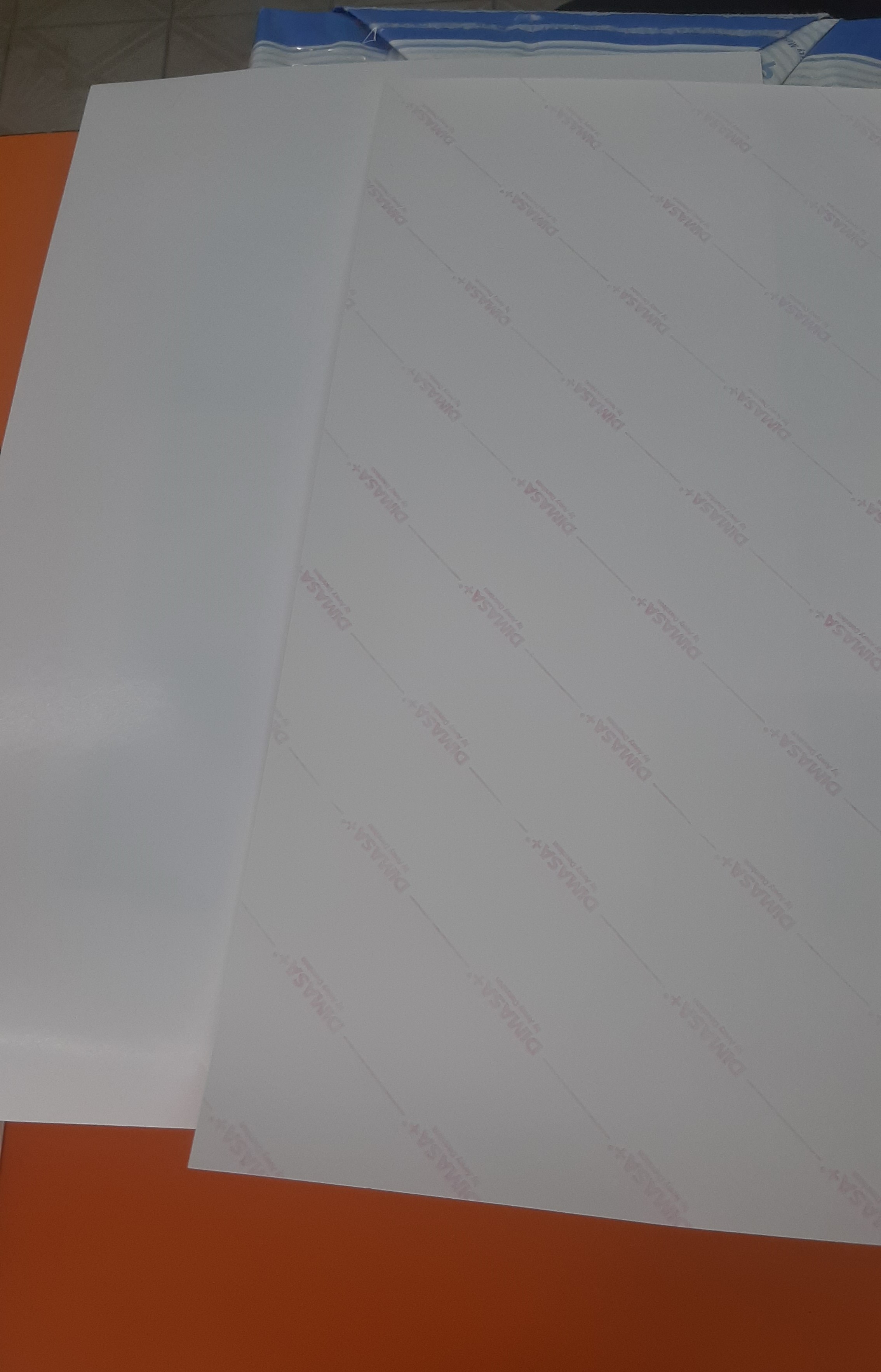 1 HOJA DE PAPEL ADHESIVO SATINADO TAMAÑO TABLOIDE