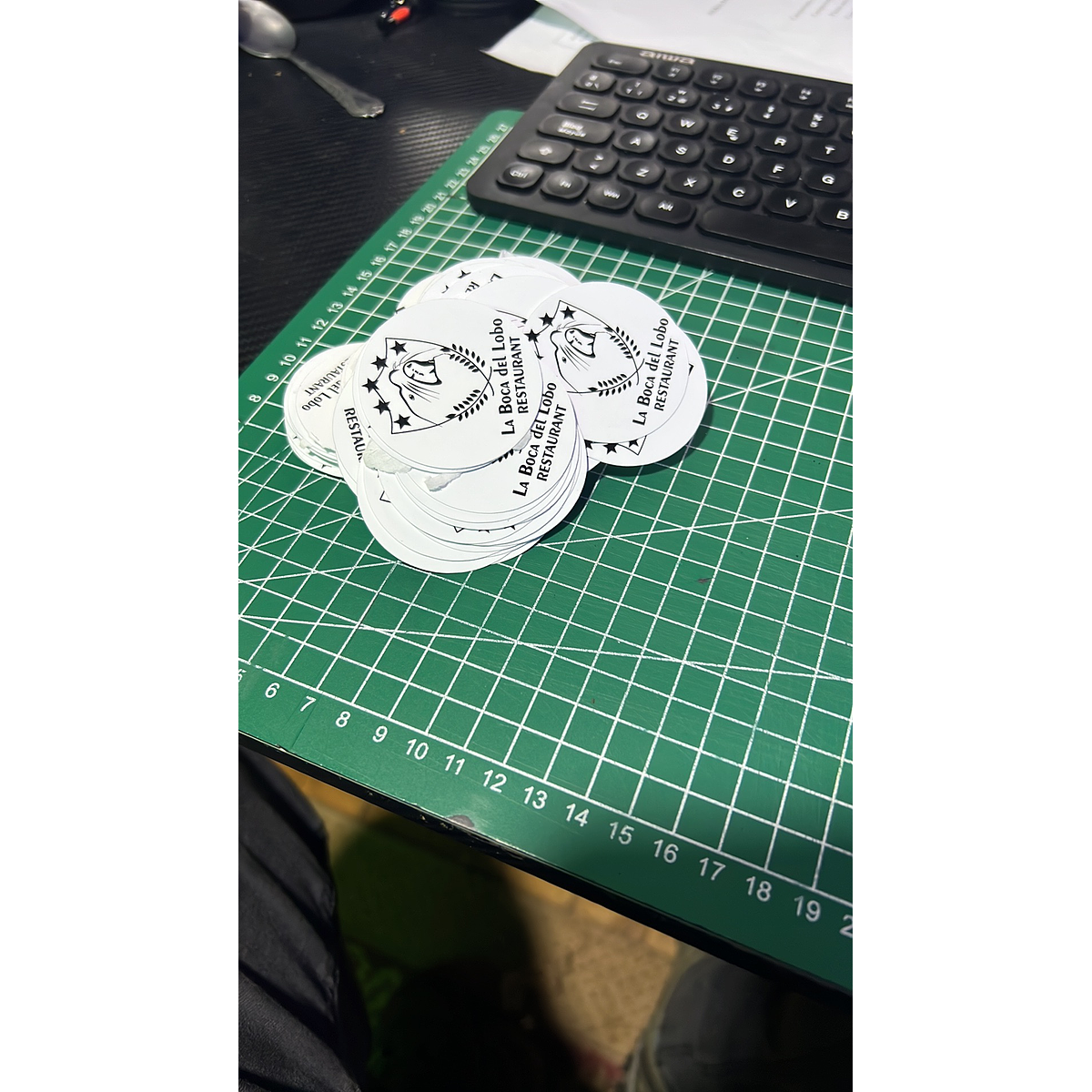 Sticker adhesivos circulares troquelados 5x5 cm