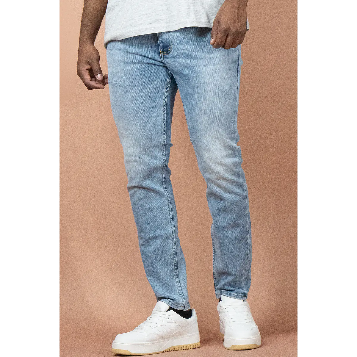 Jeans Confort cobra tono frosteado claro