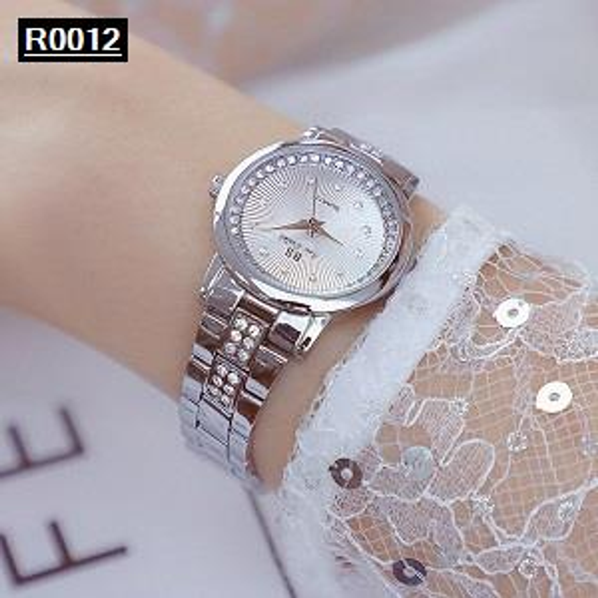 Reloj con puntos efecto diamante en acero