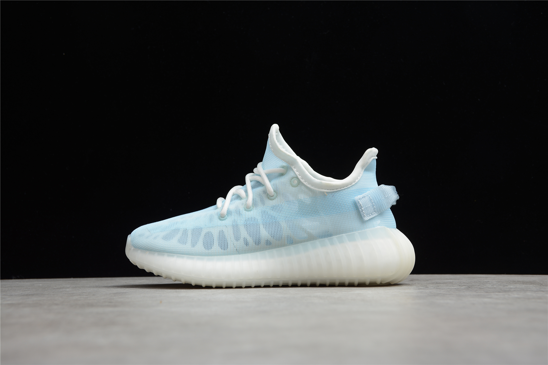 Yeezy boost 350 v2 mono ice