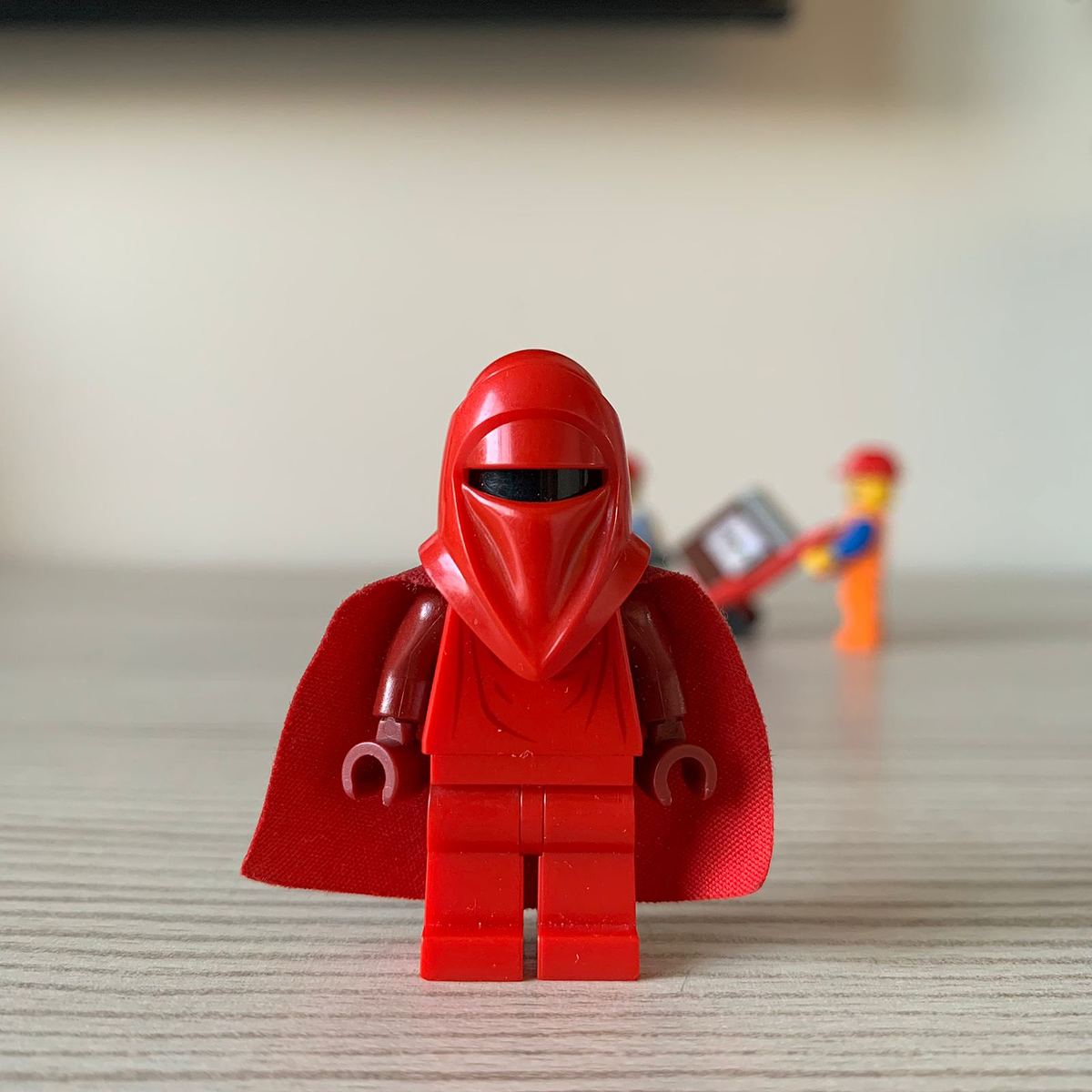 Royal Guard with Dark Red Arms and Hands | Brick Shipping Chile®