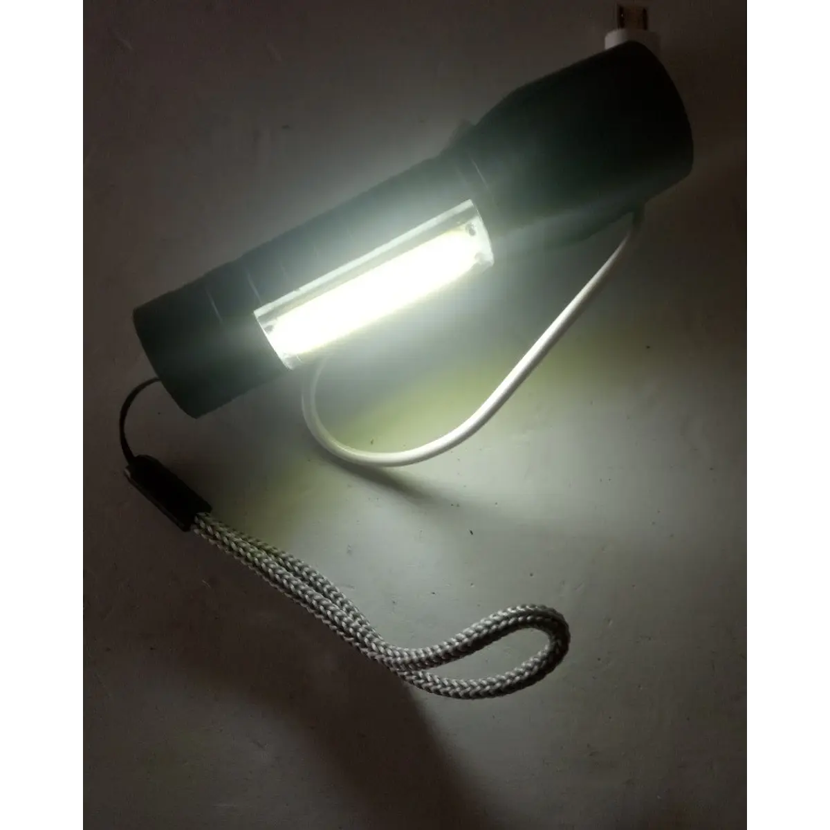 Mini Lanterna LED com Zoom e Função de Flash