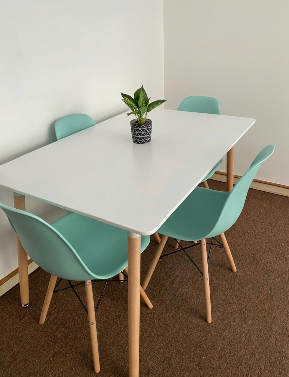 Mesa Eames Rectangular con 4 Sillas Eames