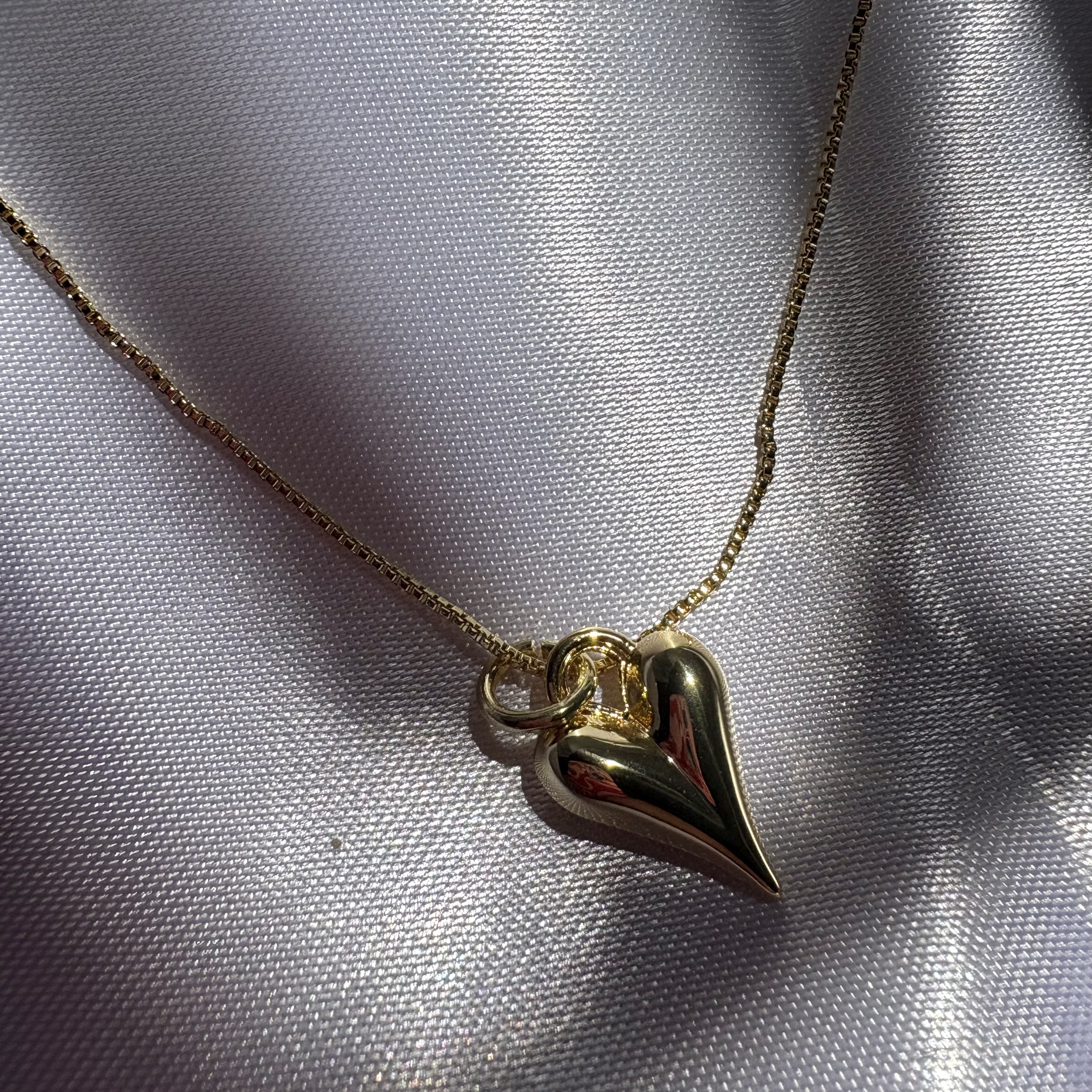 Cadena con corazones dorado